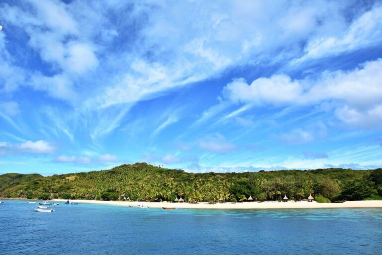 Fiji Weather, Seasons & Climate + Weather by Month ⛅ [2026]